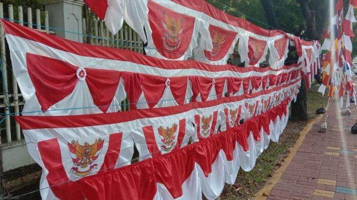Mahasiswa Asal Karangasem Rela Jual Bendera Demi Bayar UKT