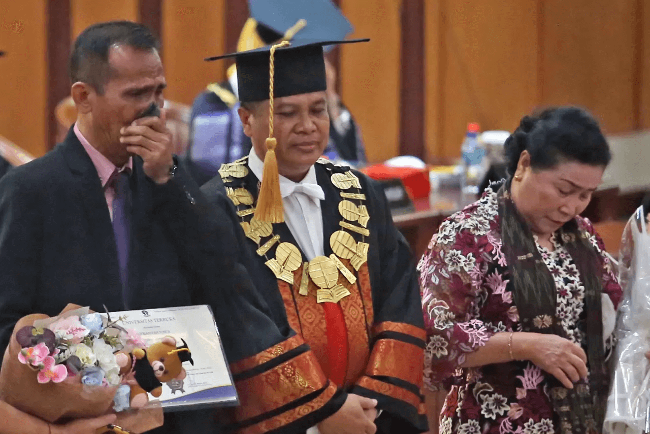Tak Kuasa Menahan Tangis, Wisuda Brigadir J Dihadiri Sang Ayah