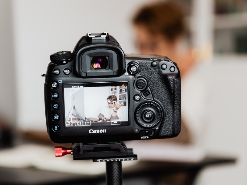 7 Tips Jitu Percaya Diri Bicara di Depan Kamera